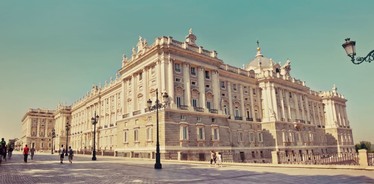 Descubre la Majestuosidad del Palacio Real de Madrid – Laqocha